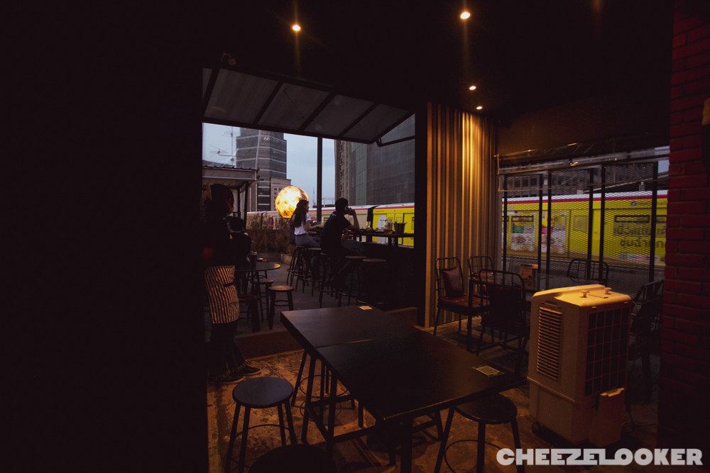 ชวนไปเช็คอิน "BLACKMOON" ROOFTOP BAR ย่านอารีย์ที่มีดวงจันทร์เป็นศูนย์กลาง!